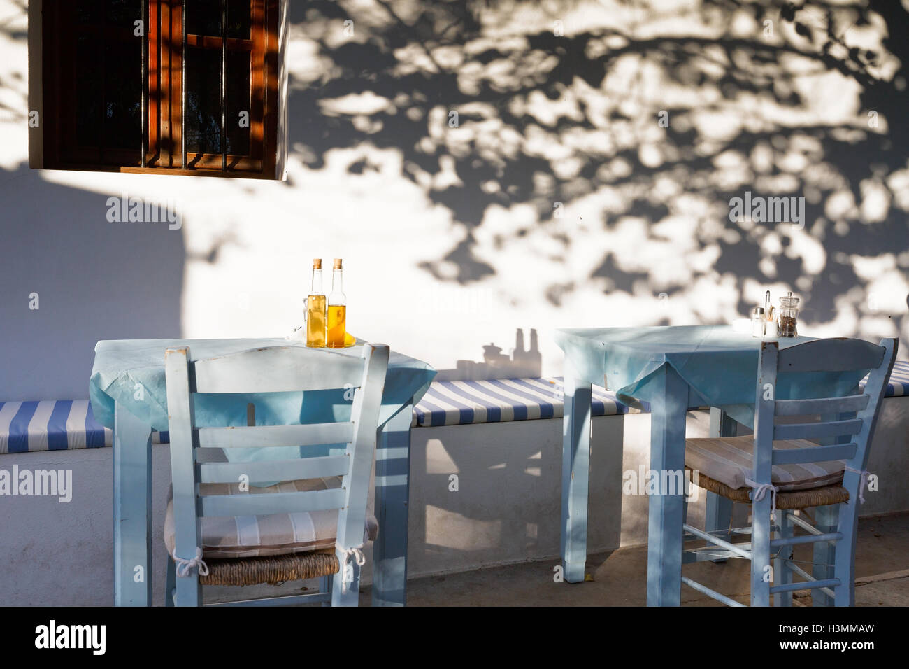 Restaurant tables under tree hi-res stock photography and images - Alamy