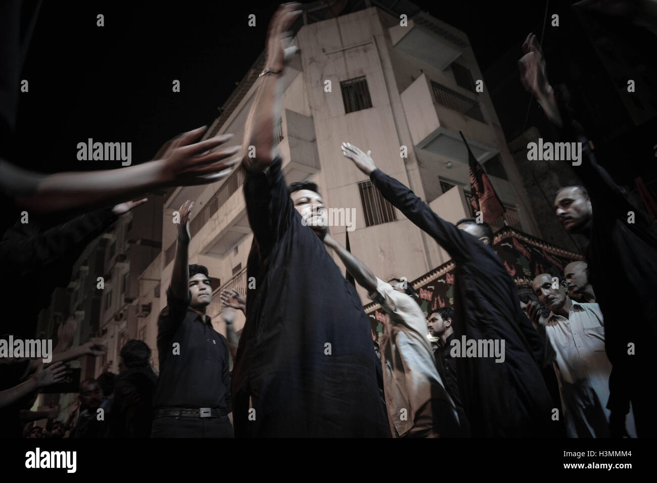 Manama, Bahrain. 10th Oct, 2016. Shia Muslims of Pakistani community ...
