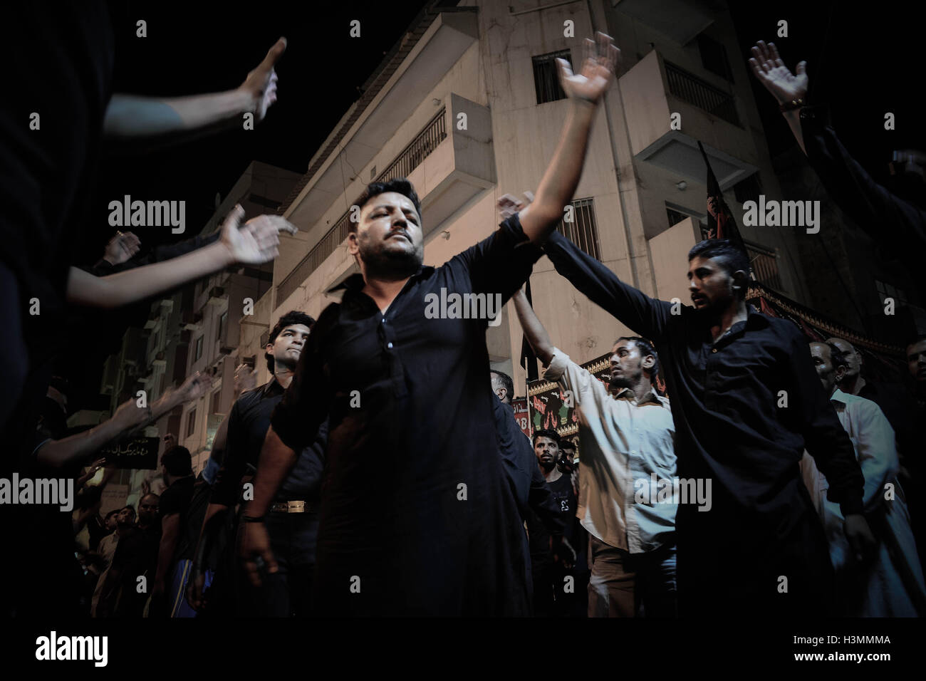 Manama, Bahrain. 10th Oct, 2016. Shia Muslims of Pakistani community ...