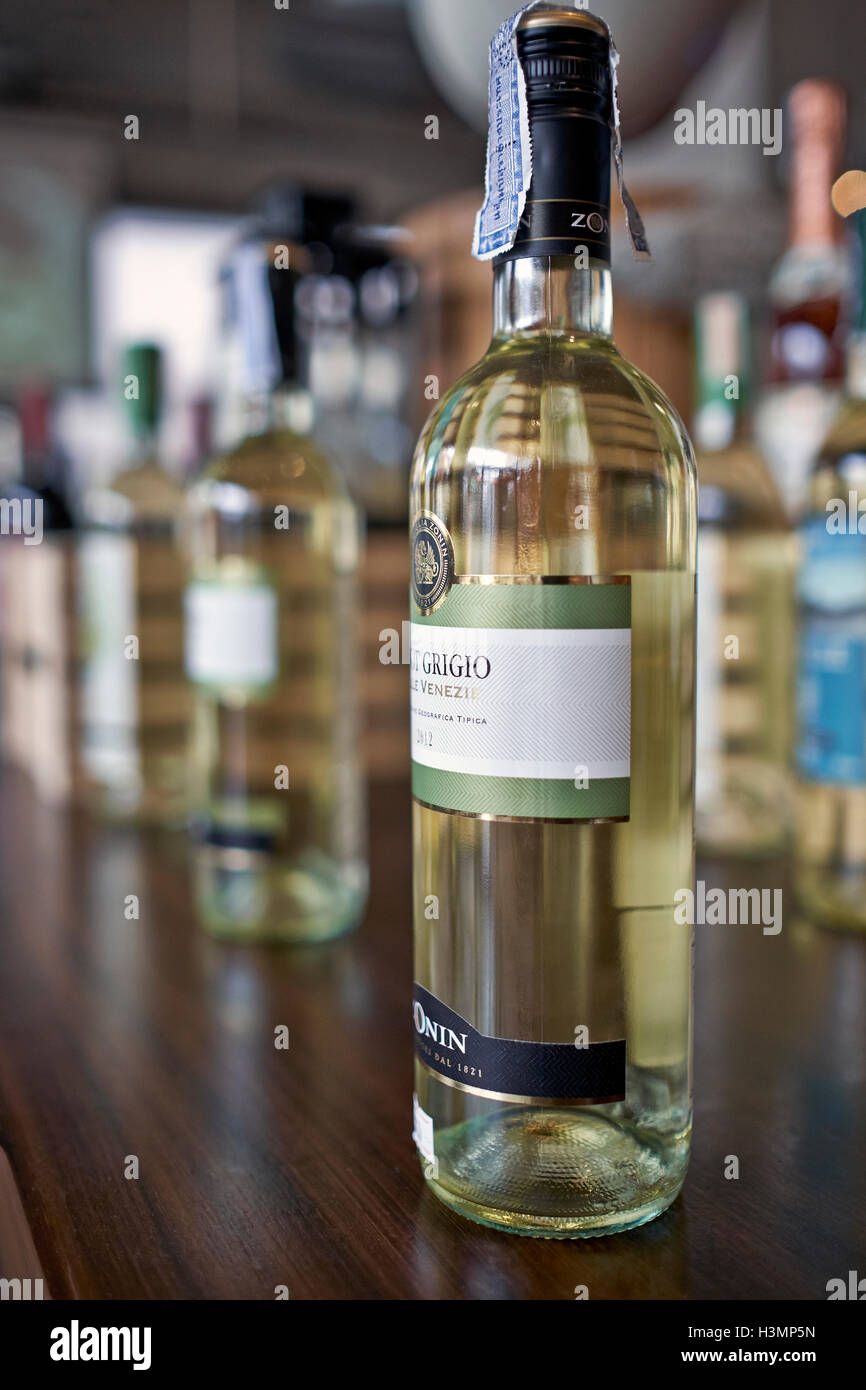 Wine Bottles of white wine Stock Photo - Alamy