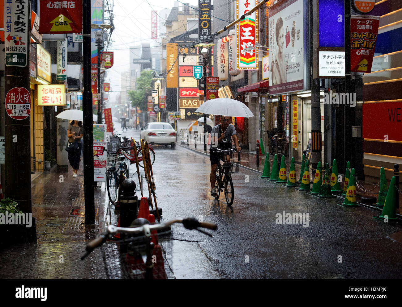Rain cyclist hi-res stock photography and images - Alamy