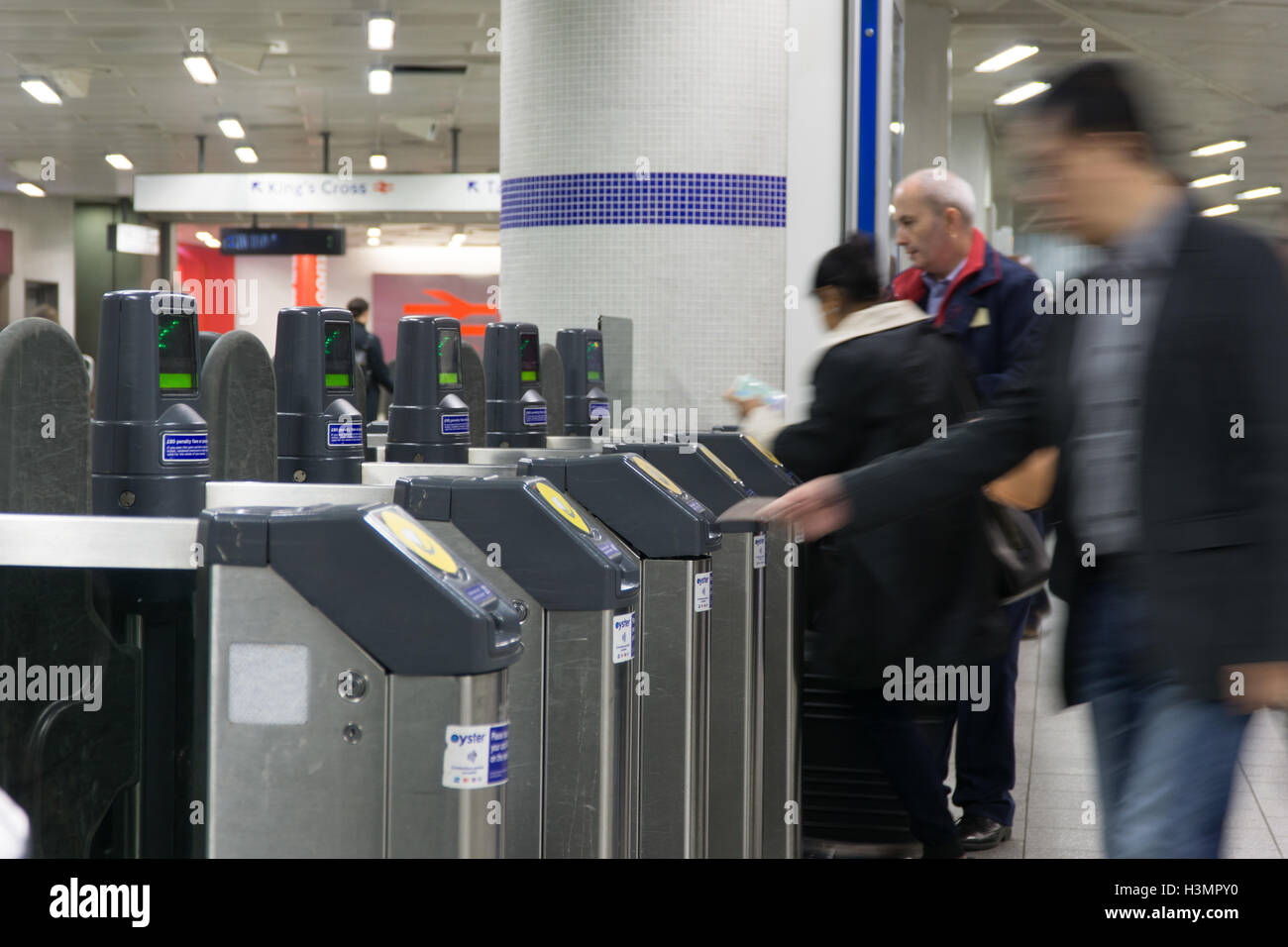 Underground turnstile london hi-res stock photography and images - Alamy