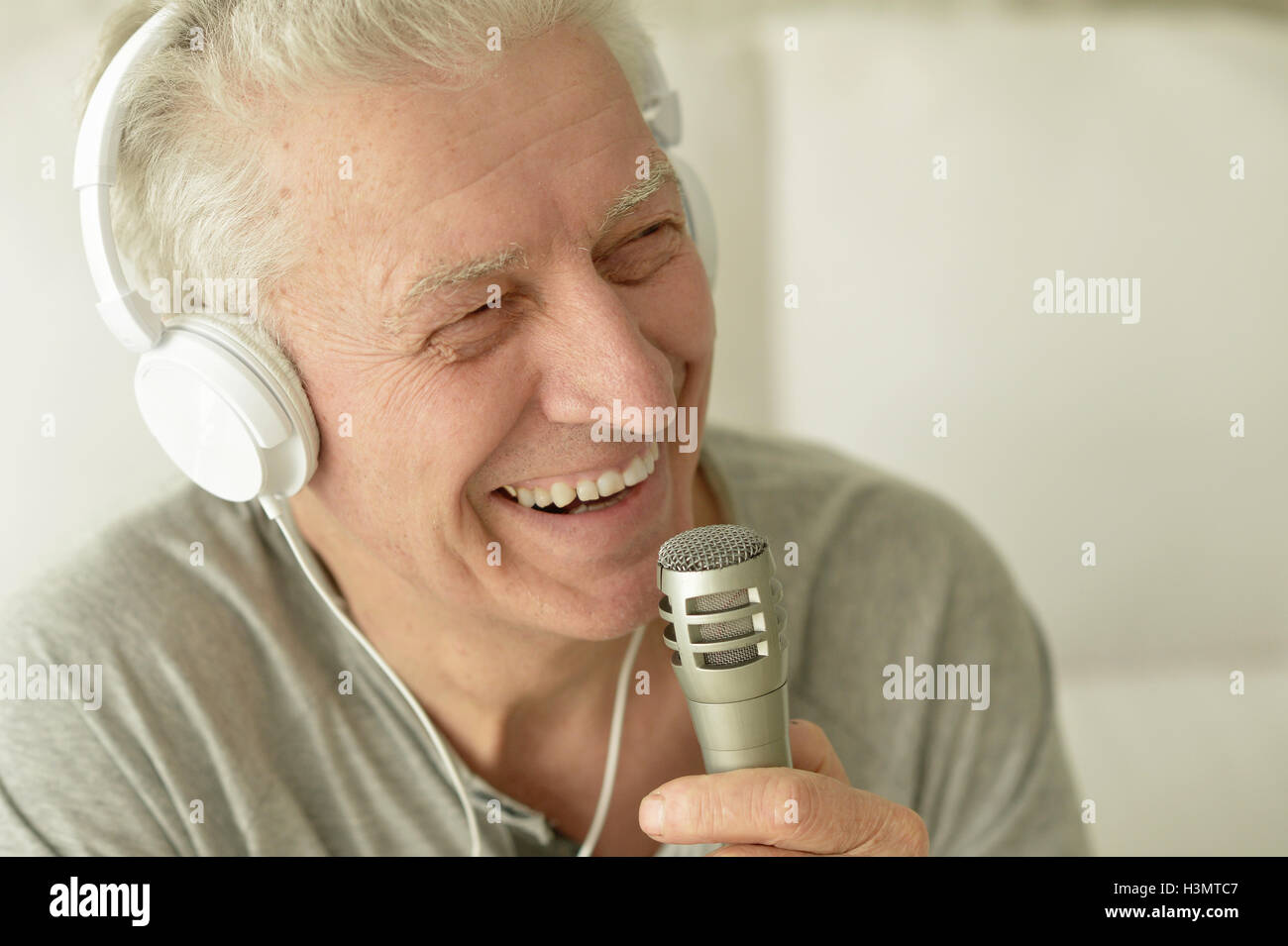 Senior man singing Stock Photo - Alamy