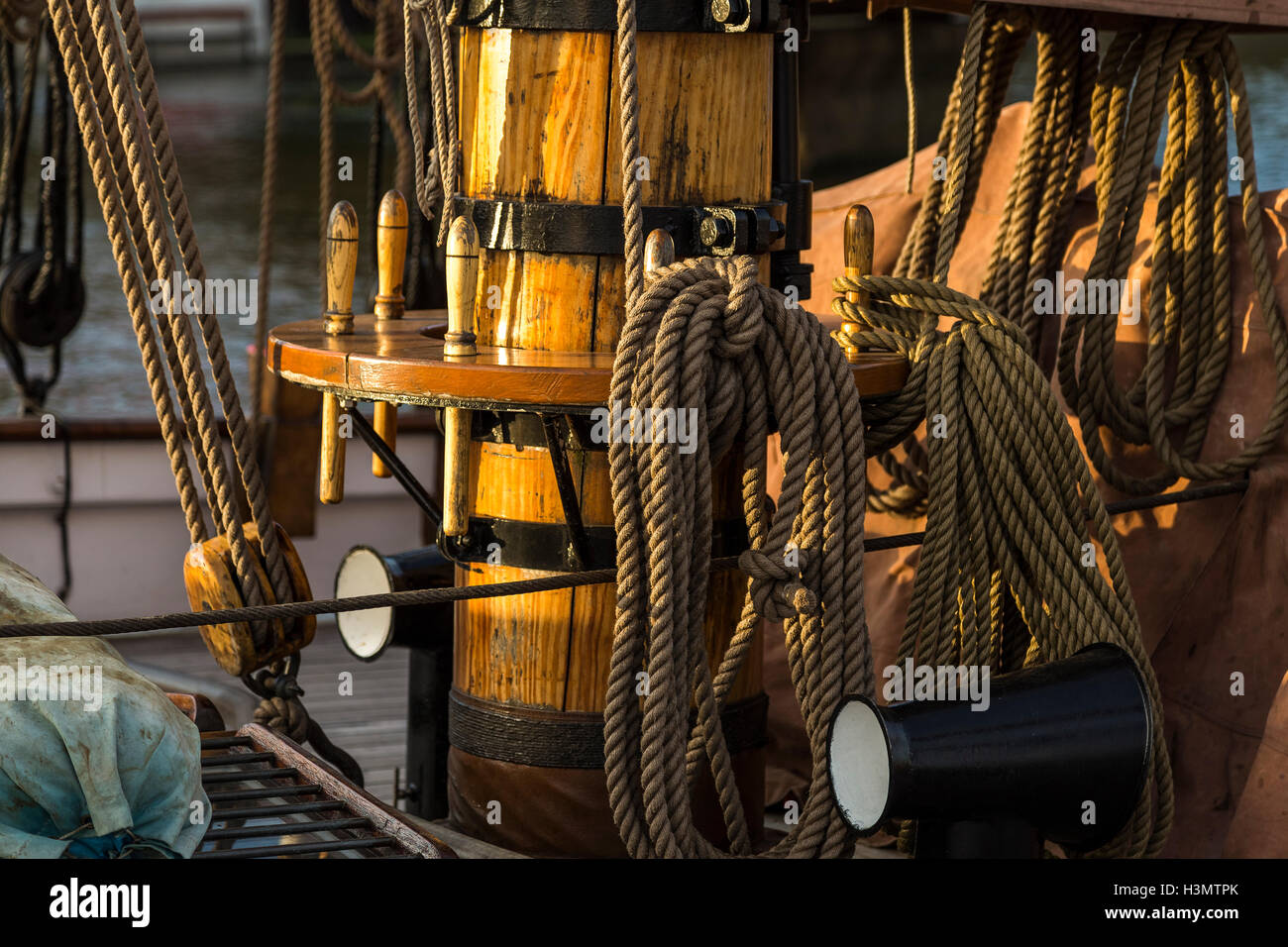 Ship mast wood hi-res stock photography and images - Alamy