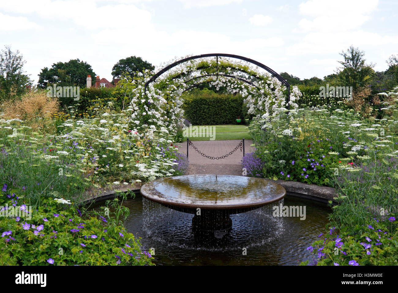 GARDEN WATER FEATURE AND ROSE ARCH AT RHS WISLEY. UK Stock Photo - Alamy