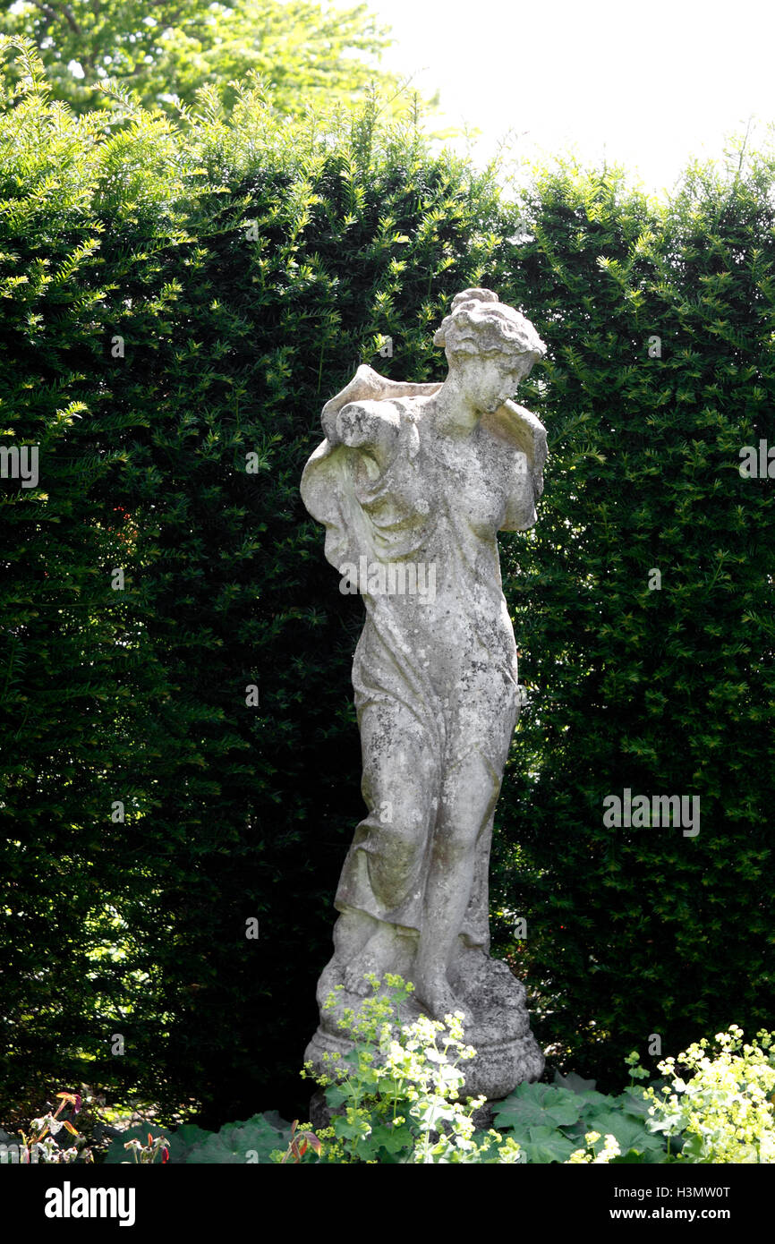 STONE GARDEN SCULPTURE Stock Photo - Alamy