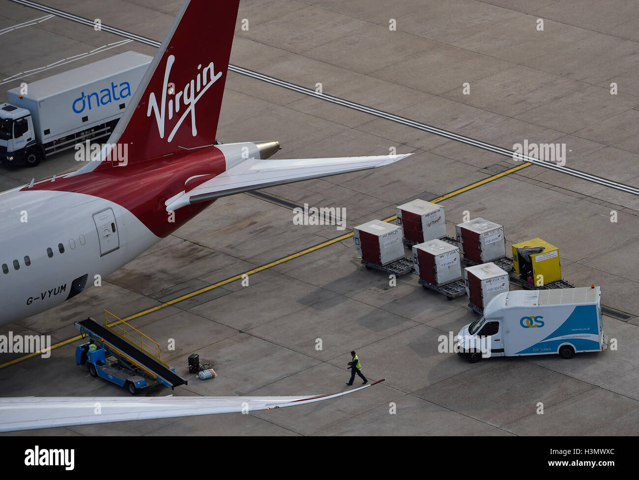 Ground staff work on the runway at London's Heathrow Airport Stock ...