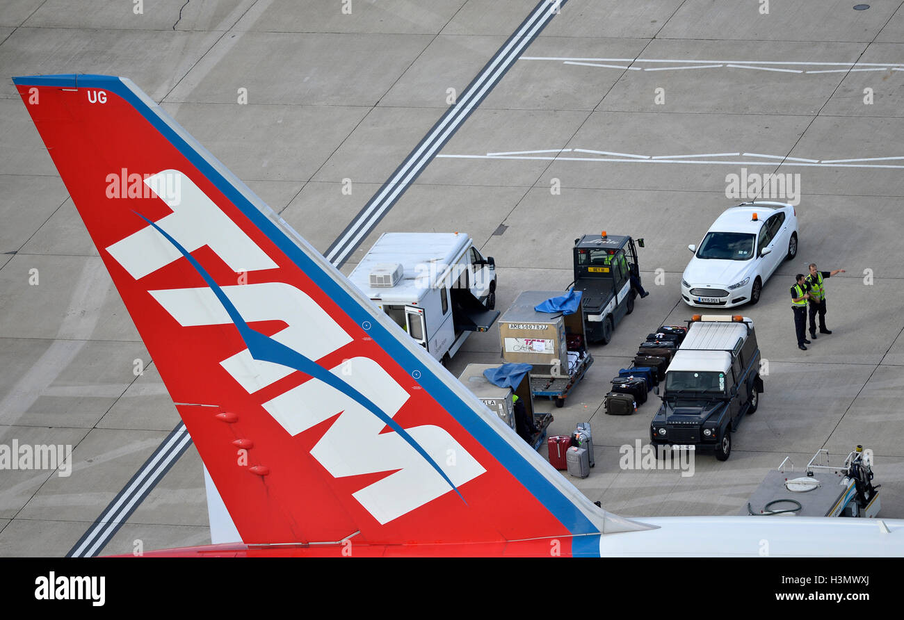 Airport ground staff hi-res stock photography and images - Alamy