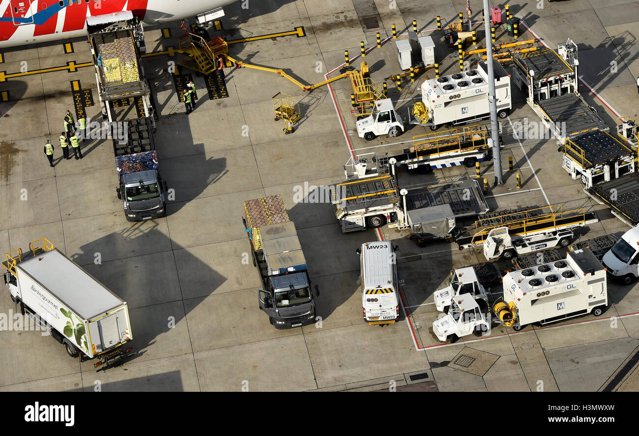 Ground staff work on the runway at London's Heathrow Airport Stock ...