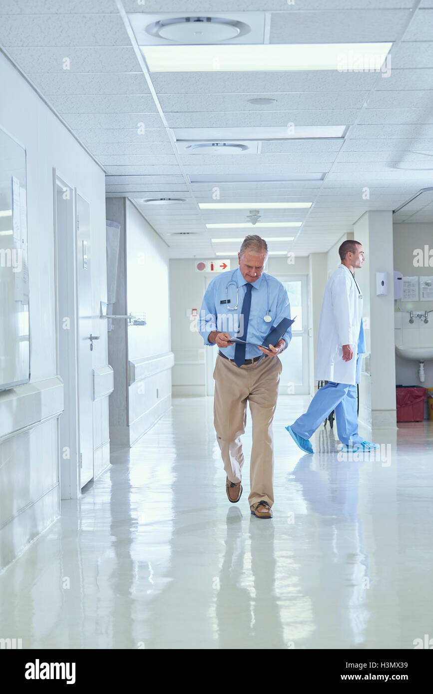 Doctor walking hospital hi-res stock photography and images - Alamy