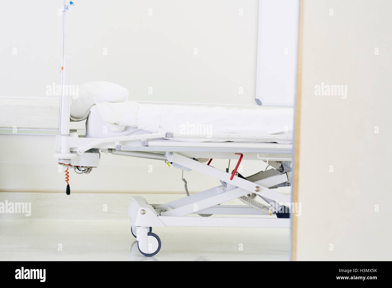 Side view of empty hospital bed in ward Stock Photo - Alamy