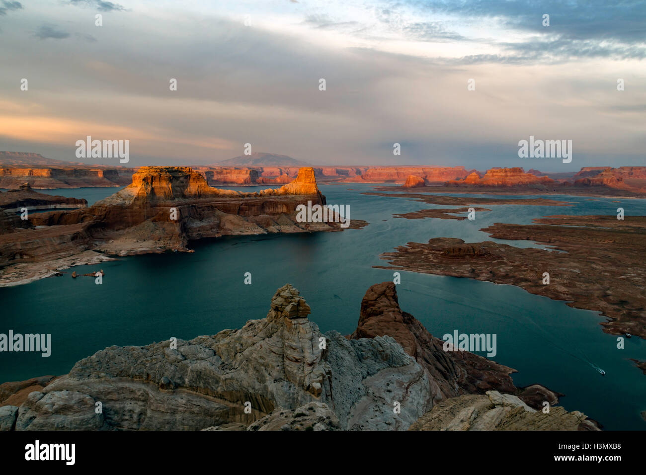 View of Lake Powell and canyons at sunset, Alstrom Point, Utah, USA ...