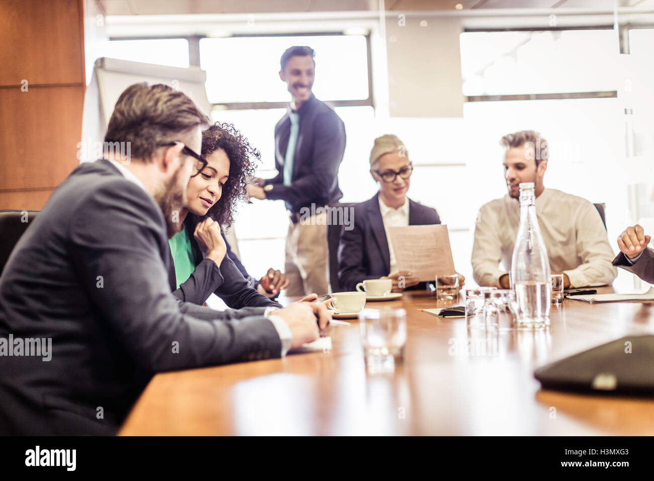 Men discussing presentation hi-res stock photography and images - Alamy
