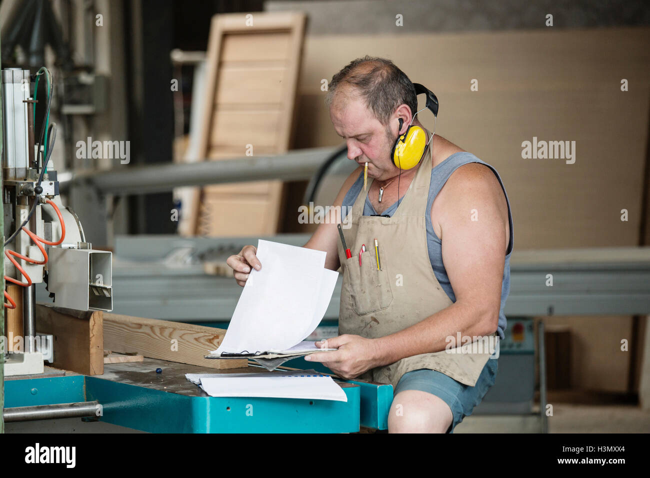 Carpenter reading order instructions Stock Photo - Alamy