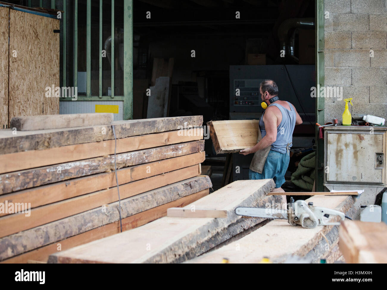 Mature working wood workshop hi-res stock photography and images - Alamy