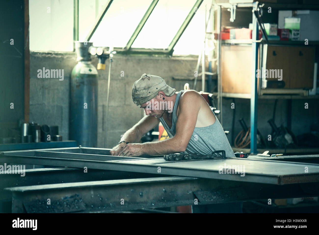 Carpenter working in workshop workshop hi-res stock photography and ...