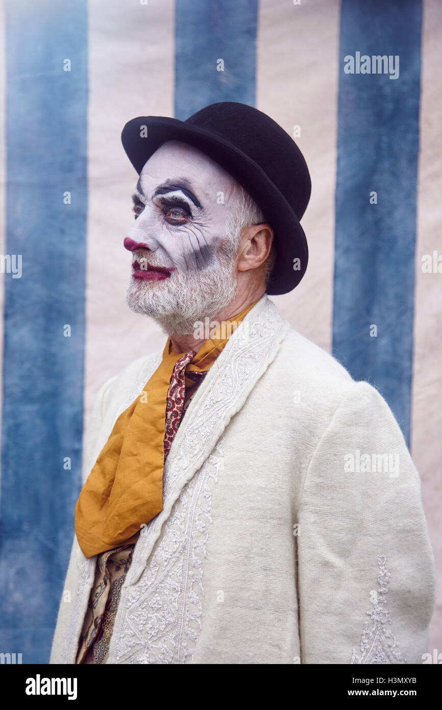 Male circus performer hi-res stock photography and images - Alamy