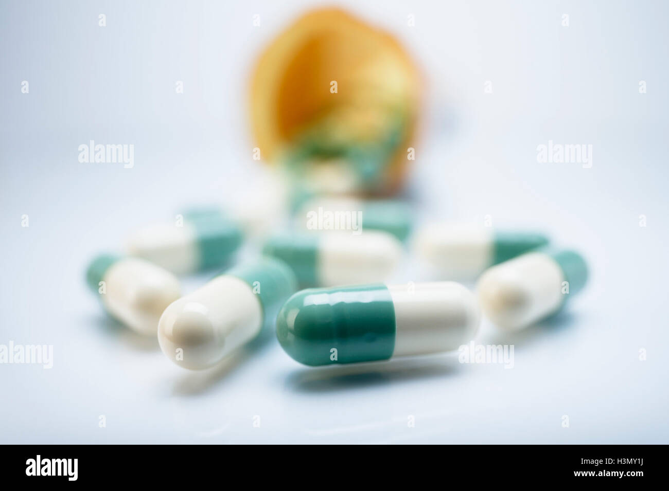 Green and white colour capsule pills Stock Photo - Alamy