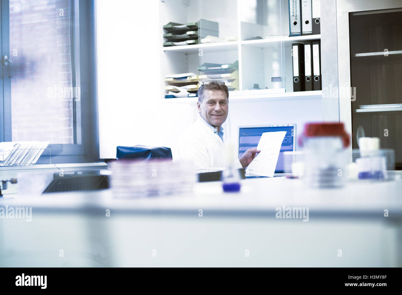 Happy scientist hi-res stock photography and images - Alamy