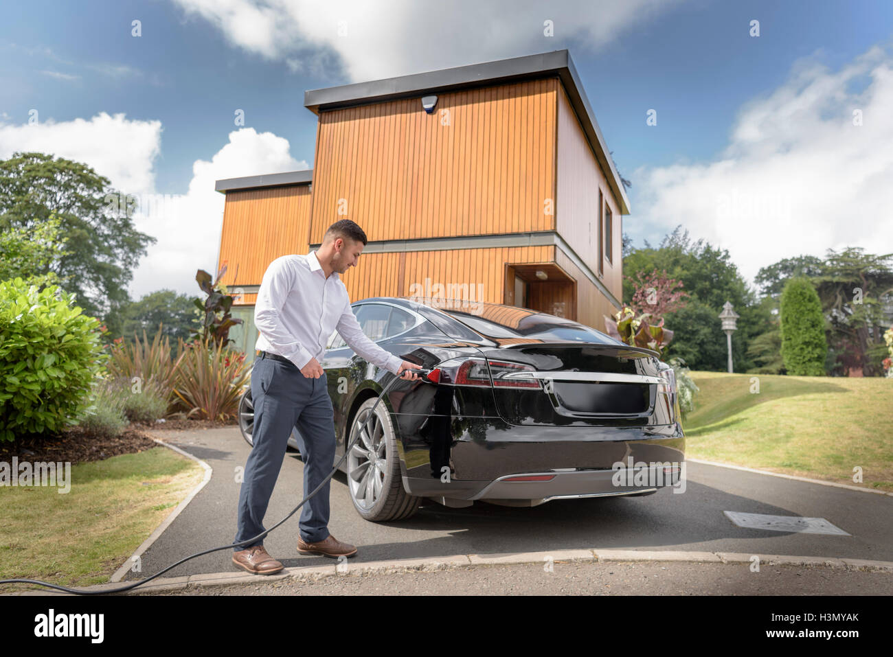 Suburban modern house hi-res stock photography and images - Alamy