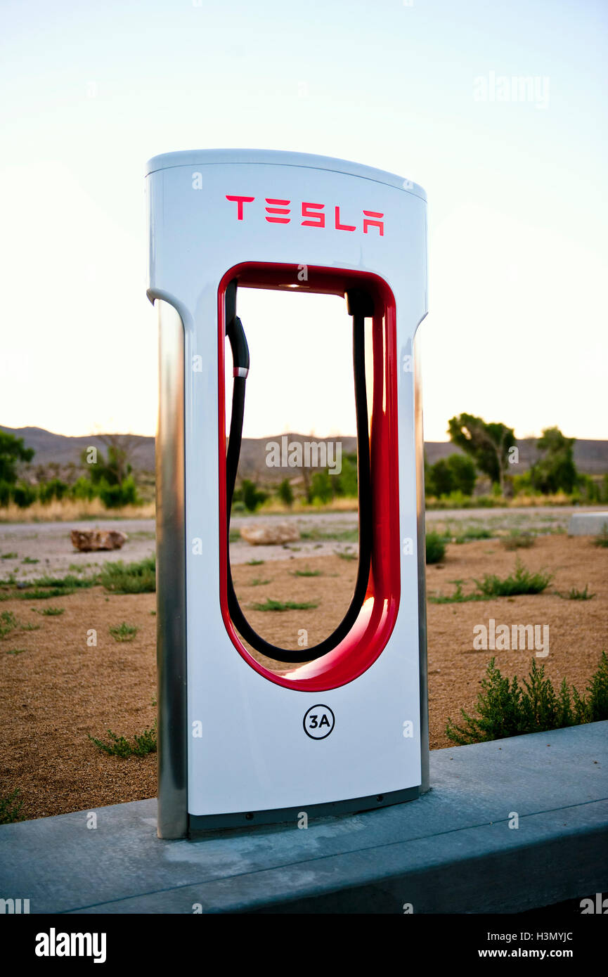 Tesla charging hi-res stock photography and images - Alamy