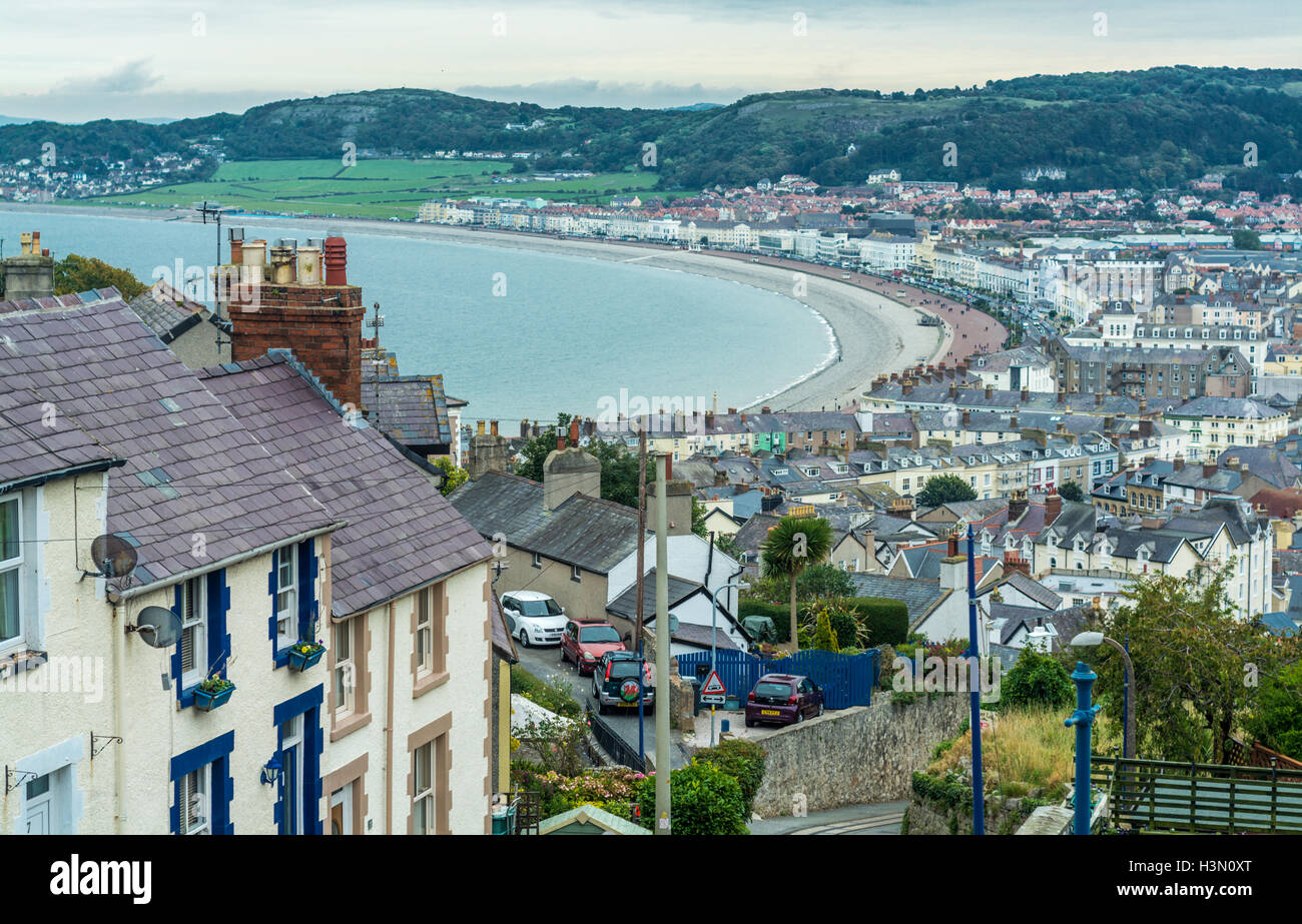 A view over the rooftops to the bay at Llandudno Stock Photo - Alamy