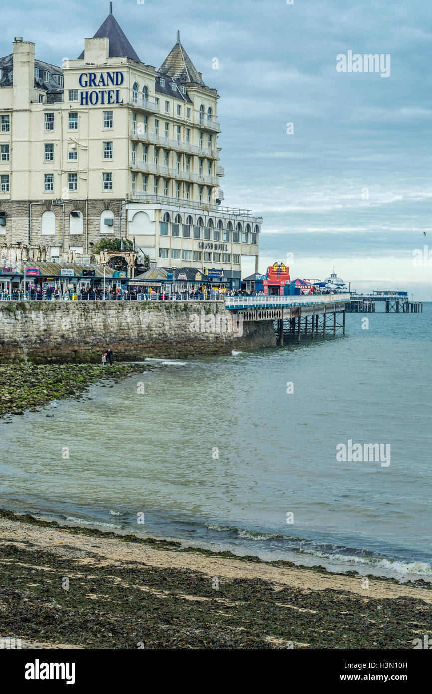 A view of the Grand Hotel and Pier at Llandudno Stock Photo - Alamy