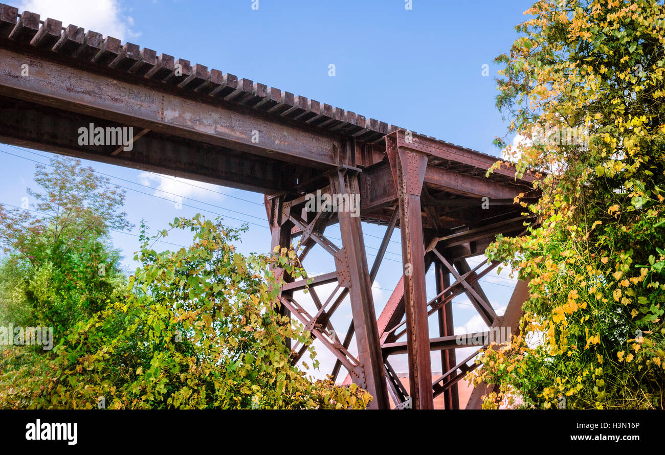 Iron trestle hi-res stock photography and images - Alamy