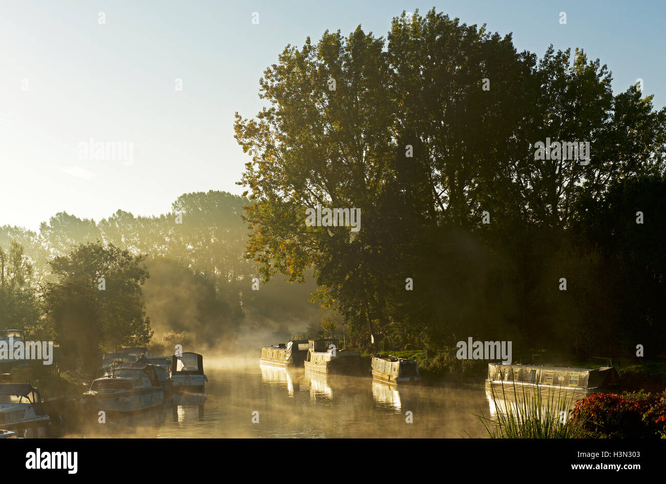 The River Thames at Lechlade-on-Thames, England UK Stock Photo - Alamy