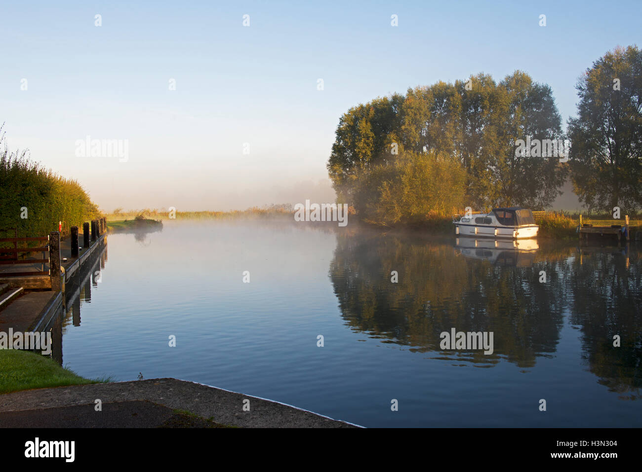 The River Thames at Lechlade-on-Thames, England UK Stock Photo - Alamy