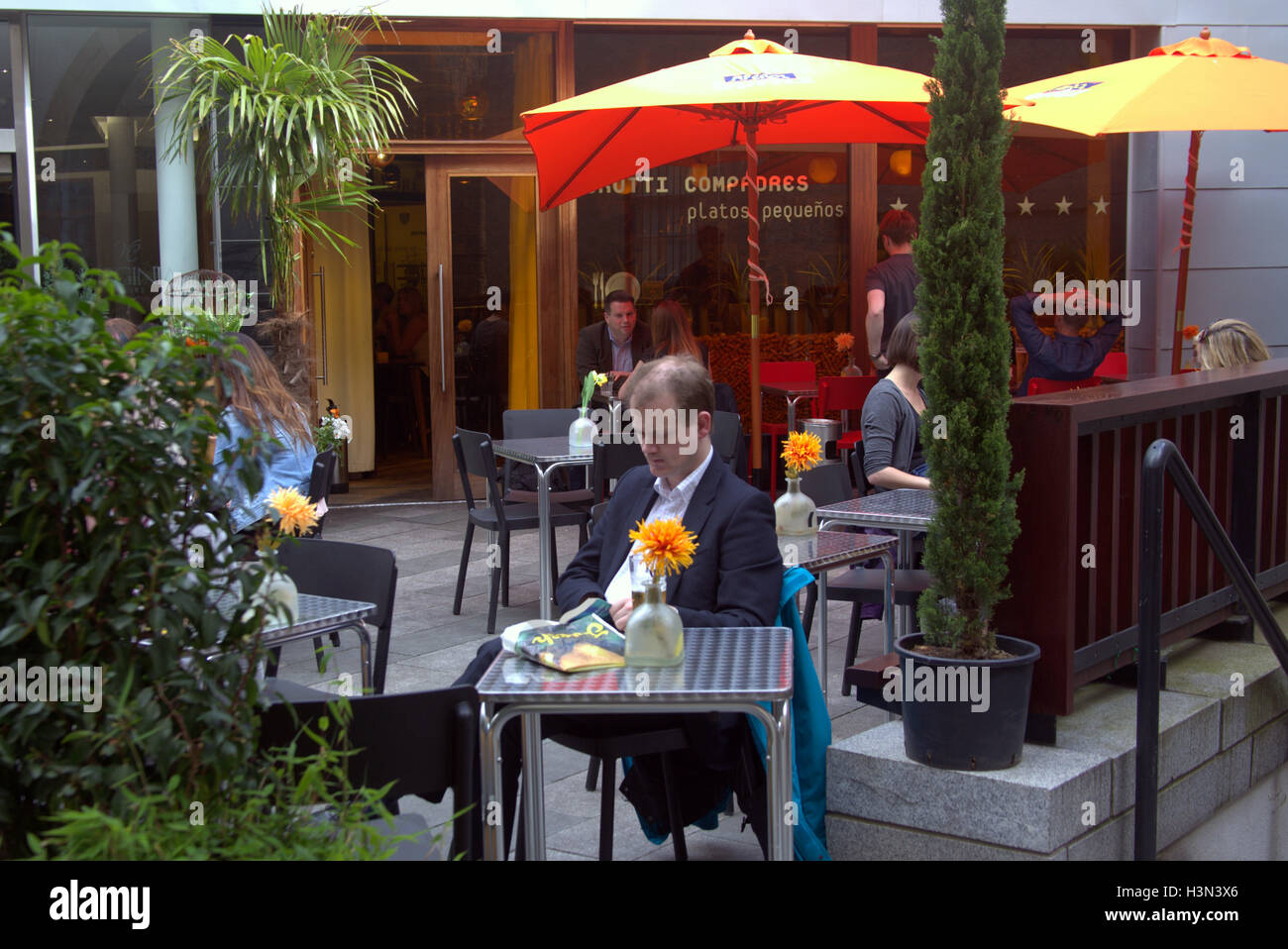 Glasgow tourist travelers visiting the city cafe scene Stock Photo - Alamy