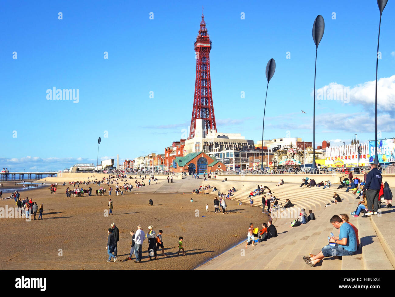 Blackpool beach sunny hi-res stock photography and images - Alamy