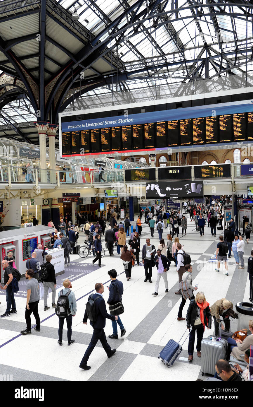 Liverpool street station interior hi-res stock photography and images ...
