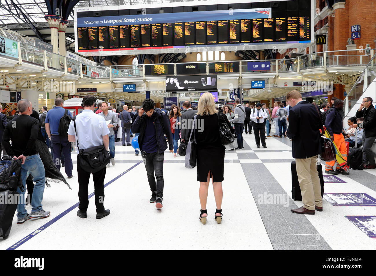 Liverpool street station concourse hi-res stock photography and images ...