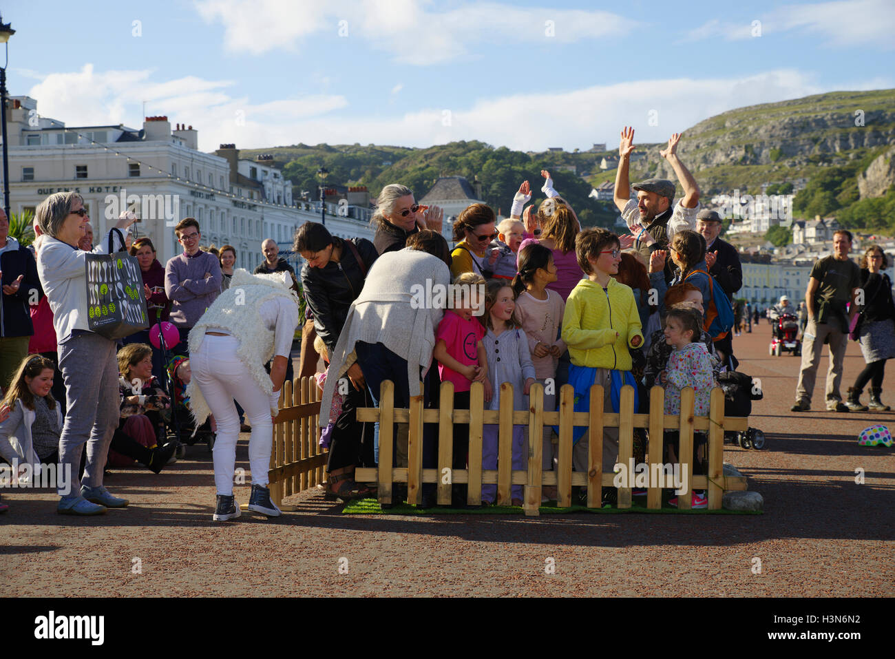Performers at Llandudno Arts Week LLAWN04 Stock Photo - Alamy