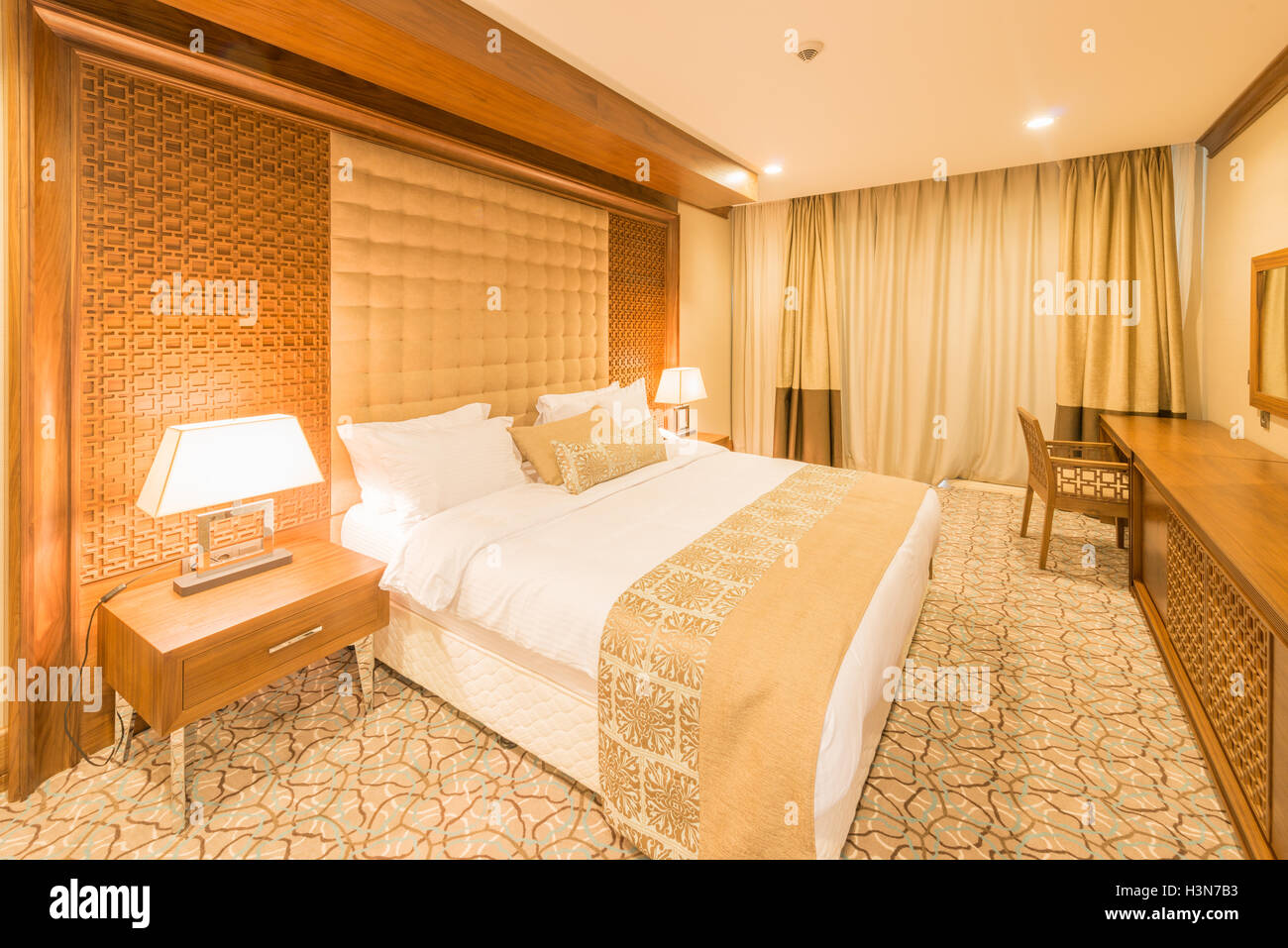 Modern hotel room with big bed Stock Photo - Alamy