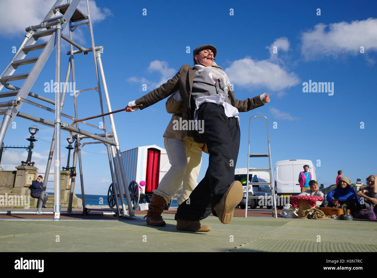 Performers at Llandudno Arts Week LLAWN04 Stock Photo - Alamy