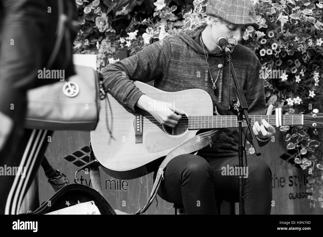 Glasgow Street Photography - Busker Stock Photo - Alamy