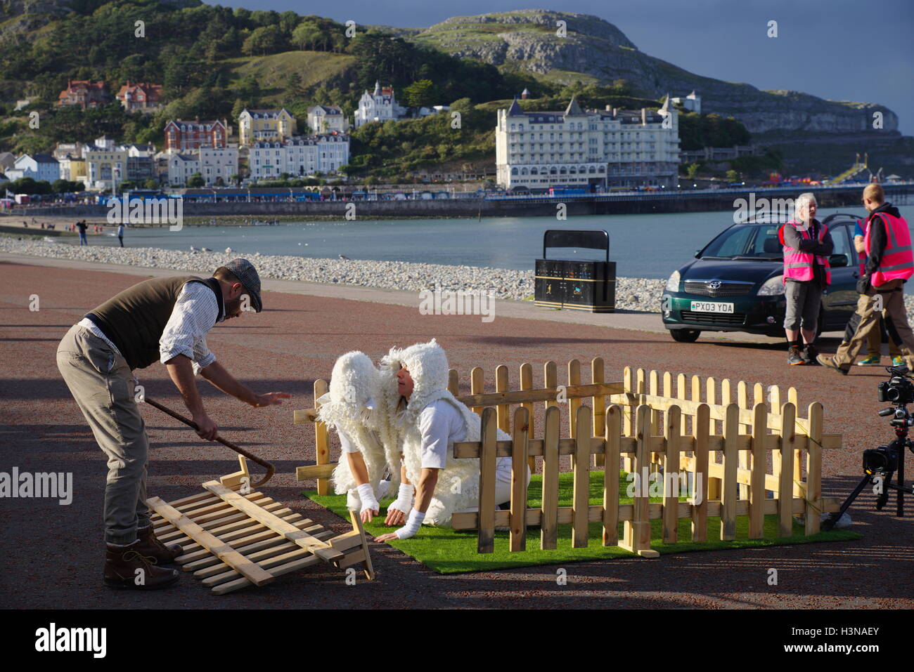Performers at Llandudno Arts Week LLAWN04 Stock Photo - Alamy