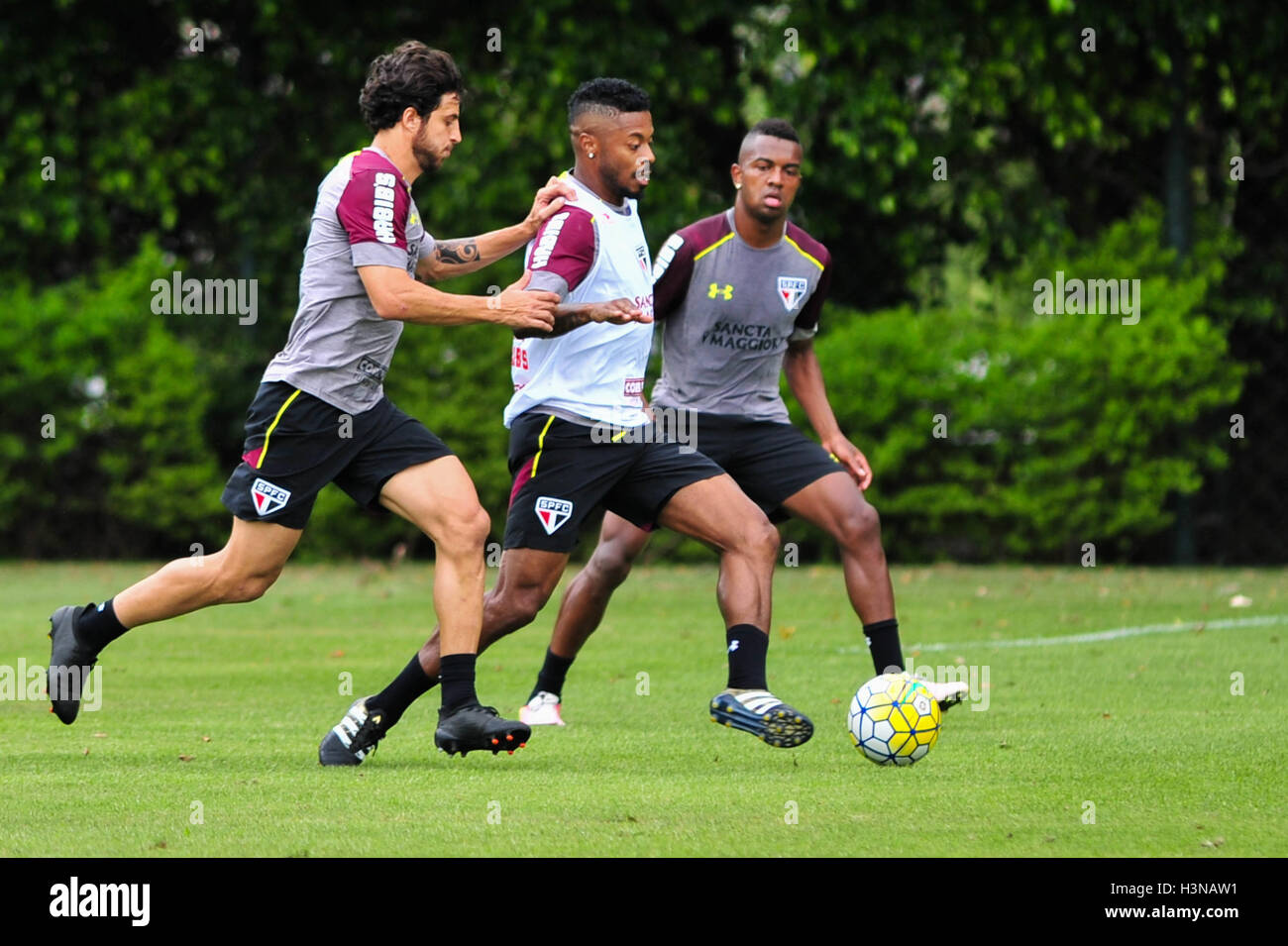 SÃO PAULO, SP - 10.10.2016: TREINO SPFC - Hudson, Michel Bastos and ...