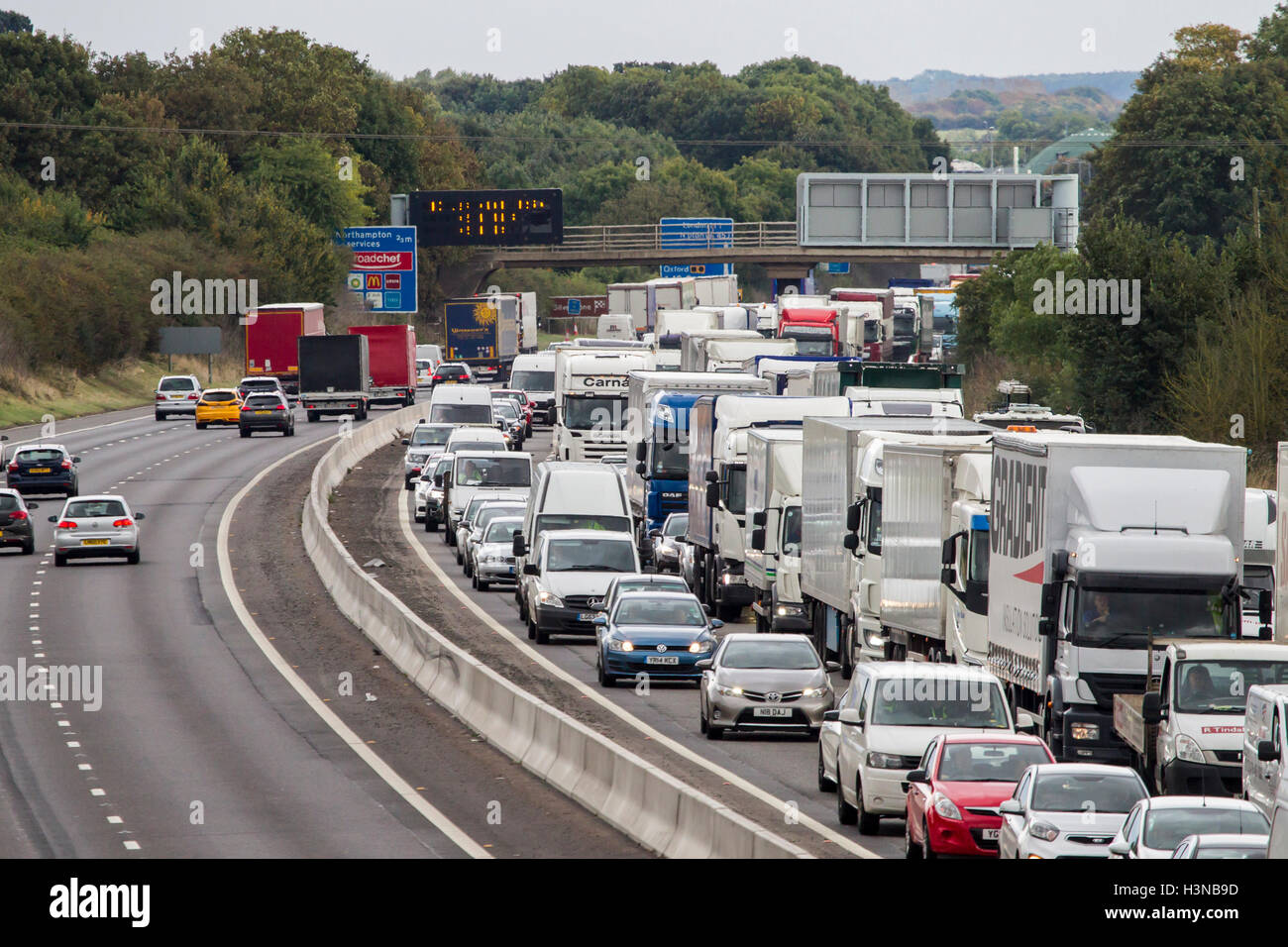 M1 motorway sign north hi-res stock photography and images - Alamy
