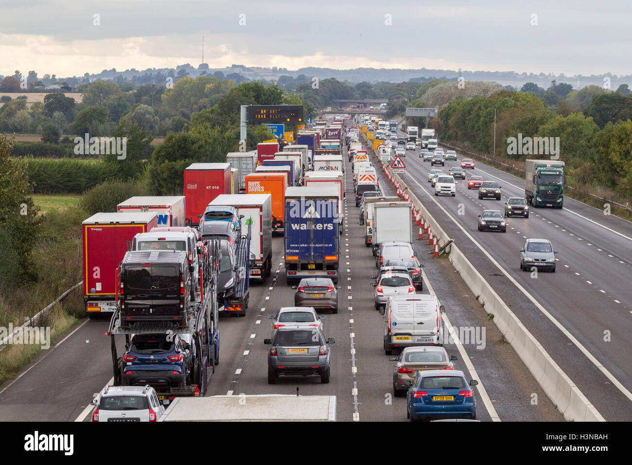 M1 motorway sign north hi-res stock photography and images - Alamy