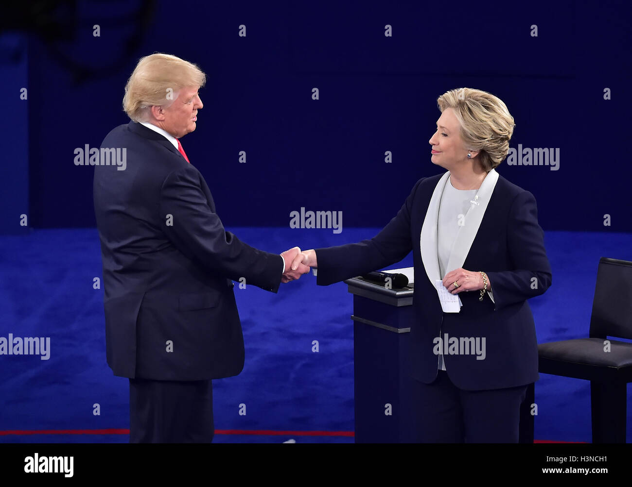 Clinton trump shake hands hi-res stock photography and images - Alamy