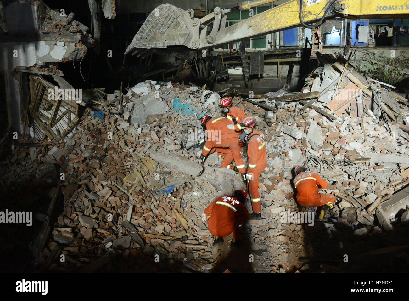 Wenzhou. 11th Oct, 2016. Rescuers search for survivors at the accident ...