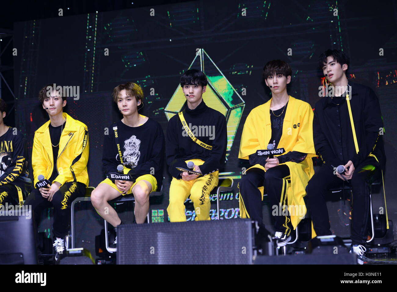 Pentagon cube hi-res stock photography and images - Alamy