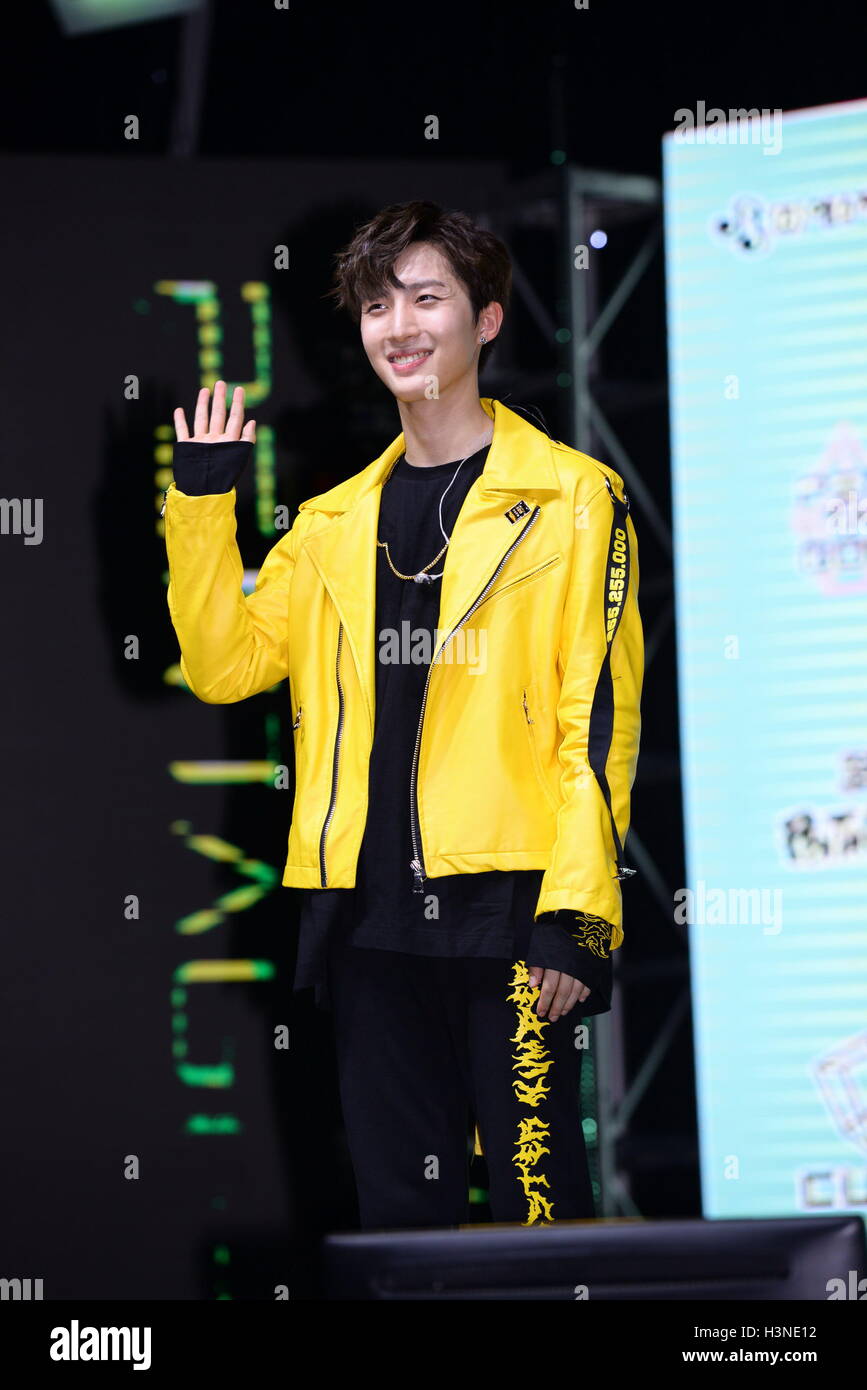 Pentagon cube hi-res stock photography and images - Alamy