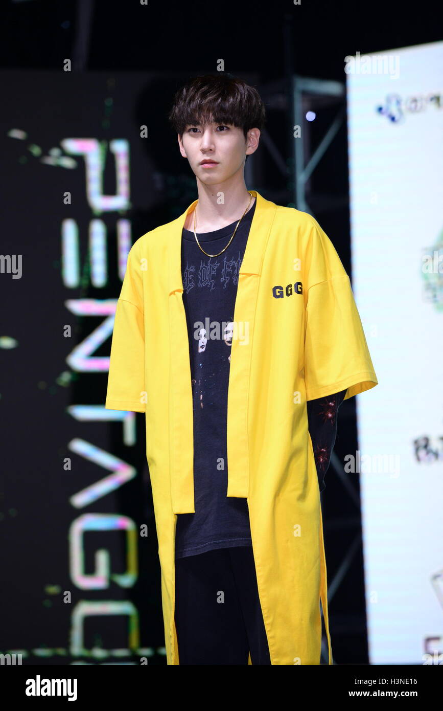 Pentagon cube hi-res stock photography and images - Alamy