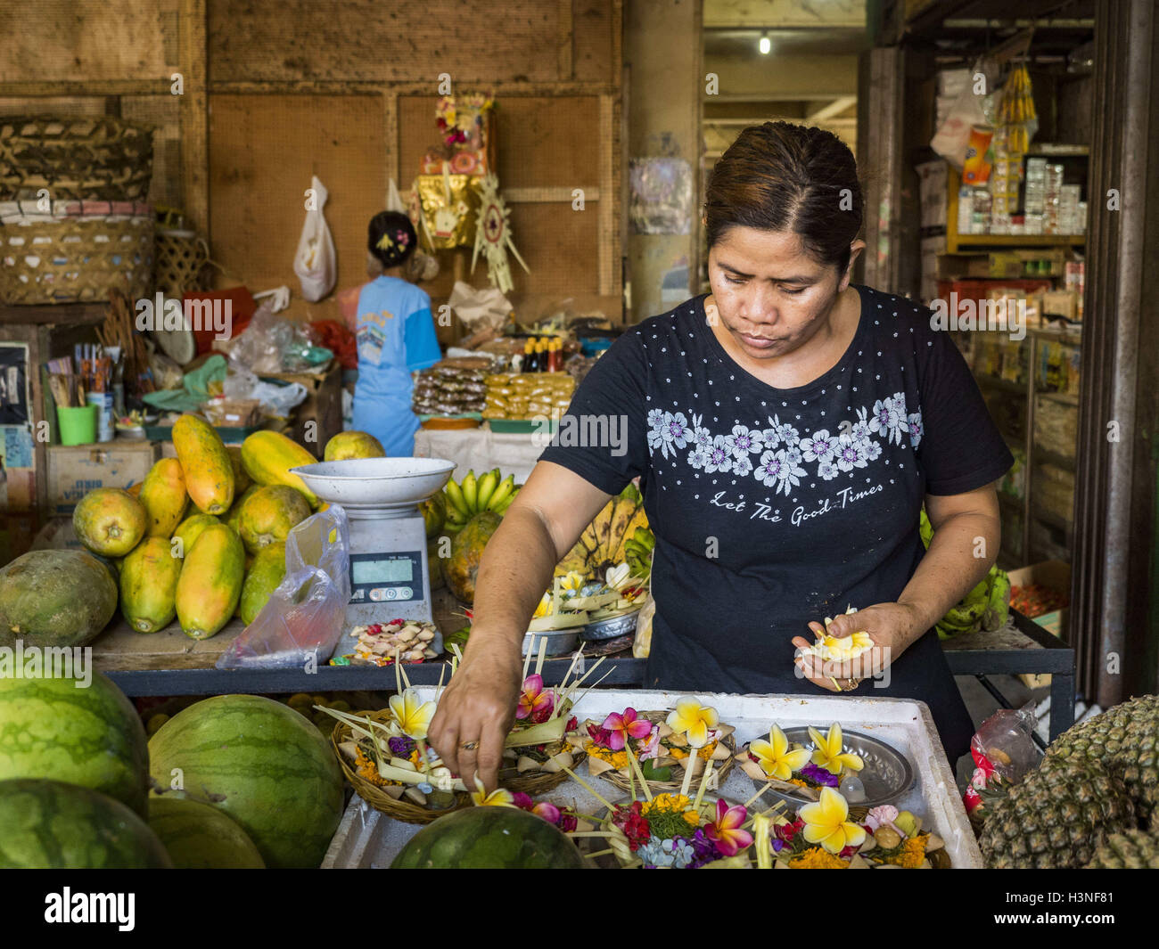 Ubud, Bali, Indonesia. 10th Oct, 2016. A woman makes floral decorations ...