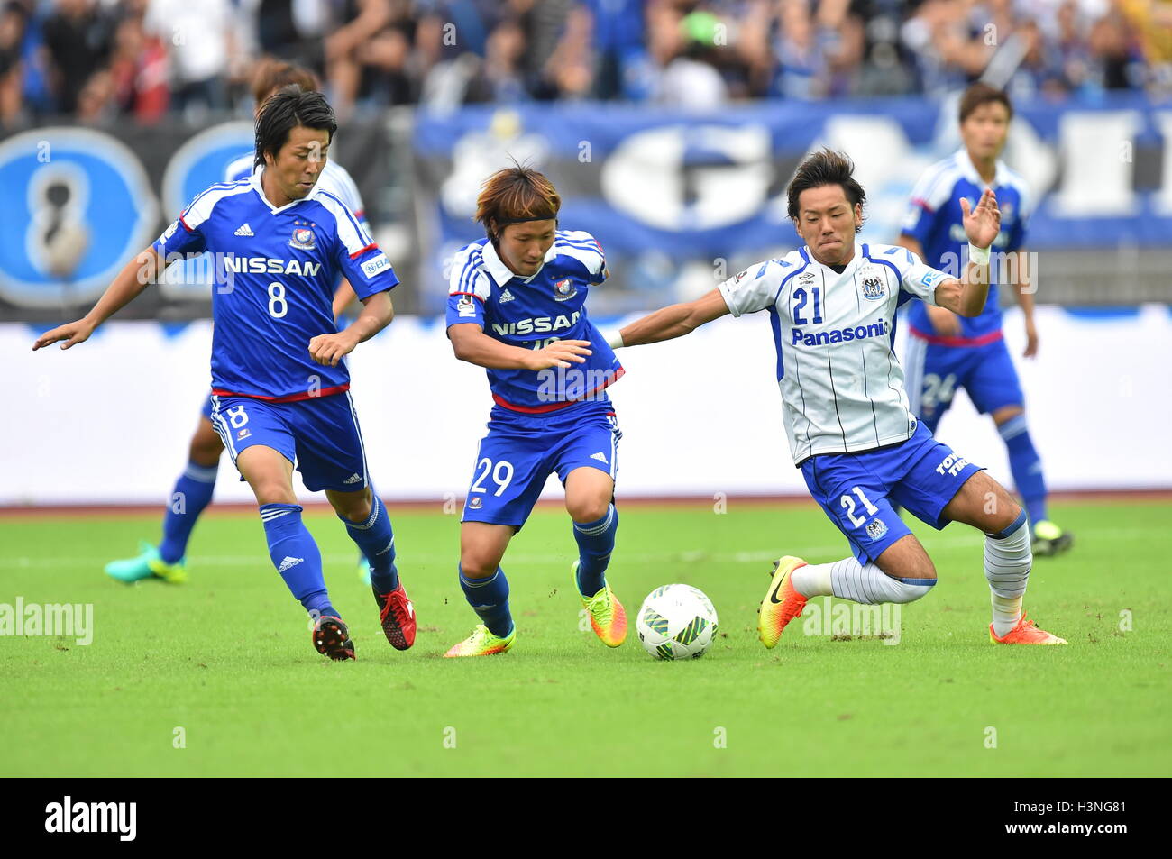 (L-R) Kosuke Nakamachi, Jun Amano (F Marinos), Yosuke Ideguchi (Gamba), OCTOBER 9, 2016 ...