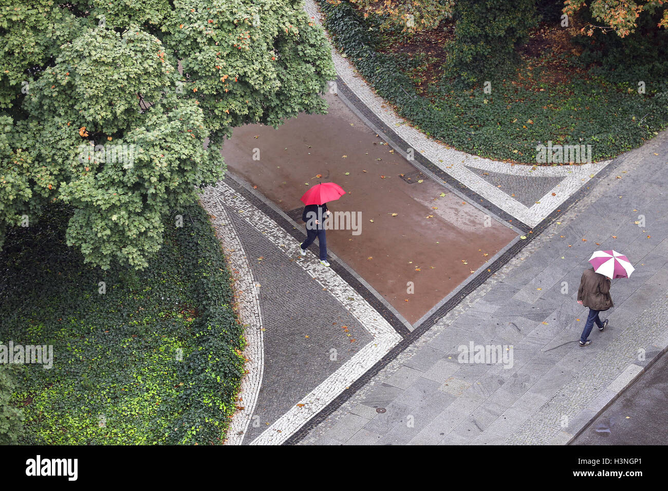 Pedestrians walk through rain hi-res stock photography and images - Alamy